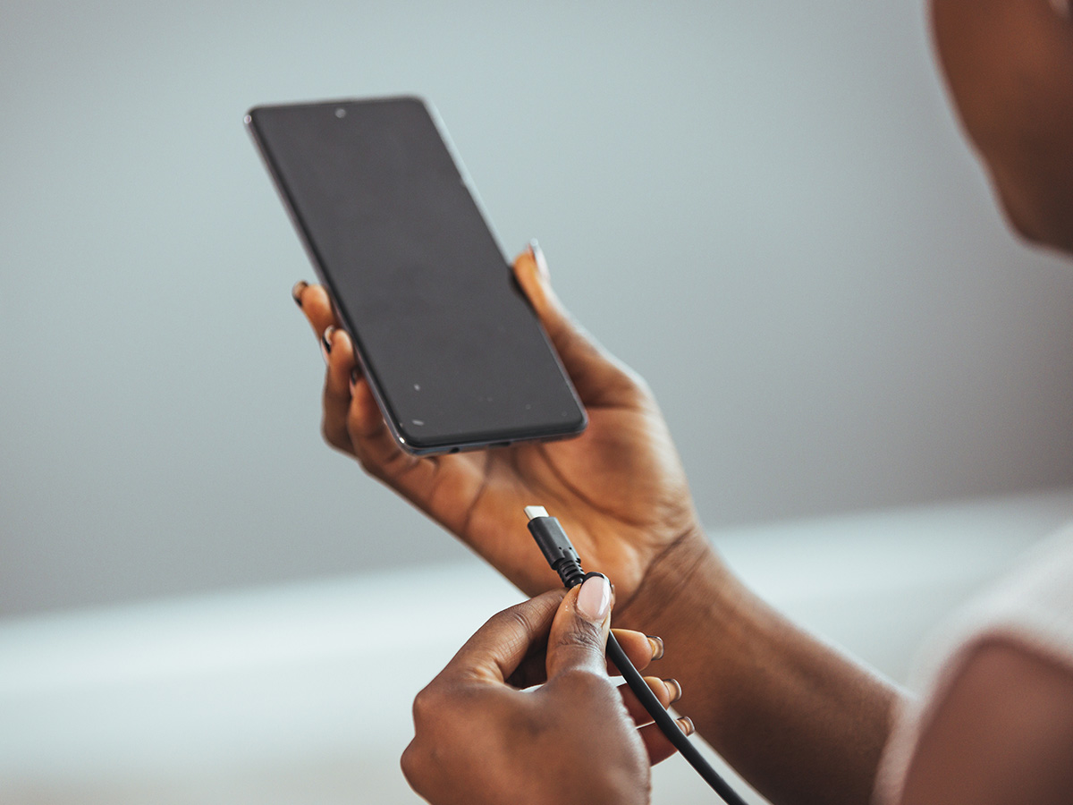 Give your phone’s charging port a thorough clean | Avira